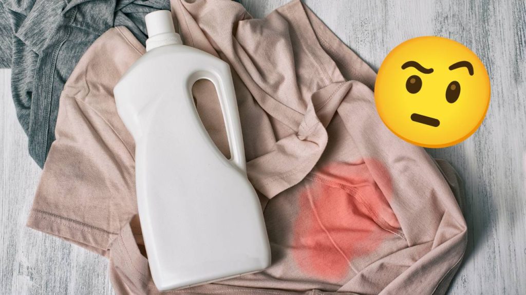 Roupa manchada com água sanitária? Um produto popular pode acabar com ...