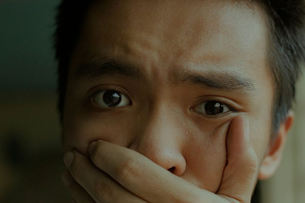 Sentir cheiro que não existe: guia completo com todos os significados ...