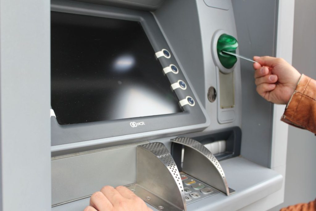 Qual o Banco 033? Entenda de qual instituição bancária é esse código